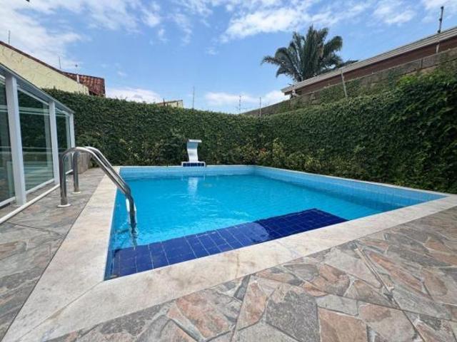 Casa com 3 quartos e piscina em Peruíbe