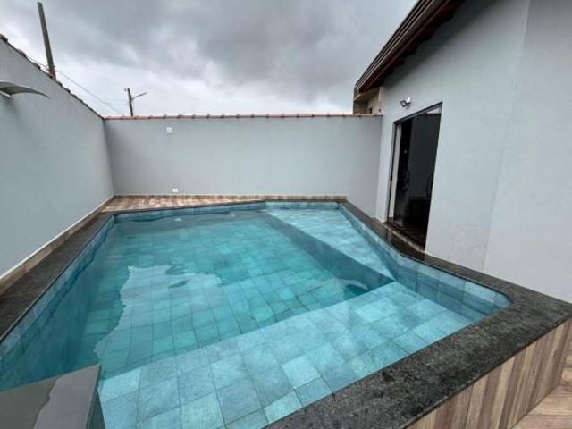 Casa com 3 quartos e piscina em Peruíbe