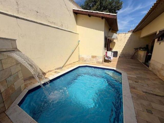 Casa com 3 quartos e piscina em Peruíbe
