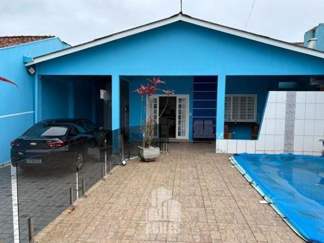 Casa com 3 quartos e piscina