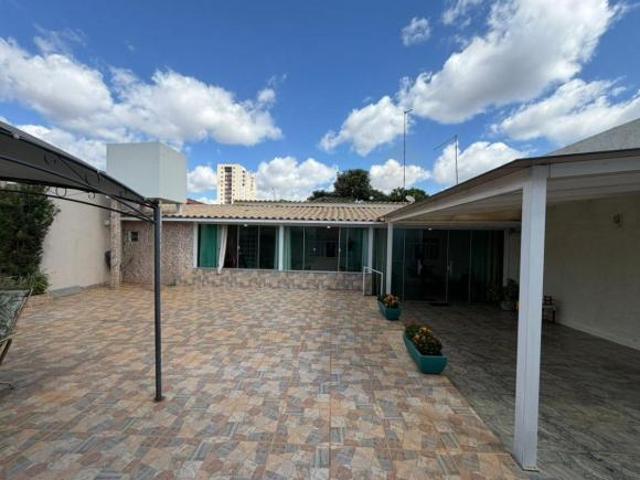 Casa com 3 Quartos e Quintal Amplo no Setor Sul