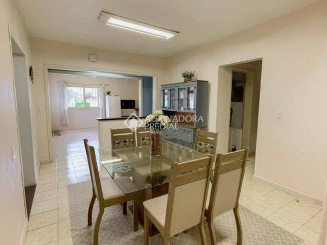 Casa com 3 quartos e suíte e amplo pátio em Canoas