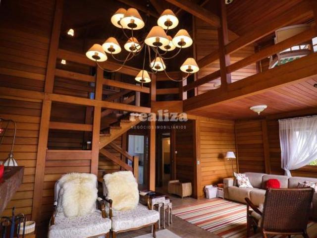 CASA COM 3 QUARTOS EM GRAMADO