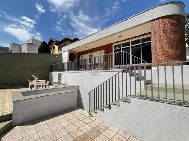 Casa com 3 quartos, edícula, 3 vagas, salão de festas, ensolarada