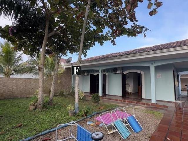 Casa com 3 quartos na quadra do mar