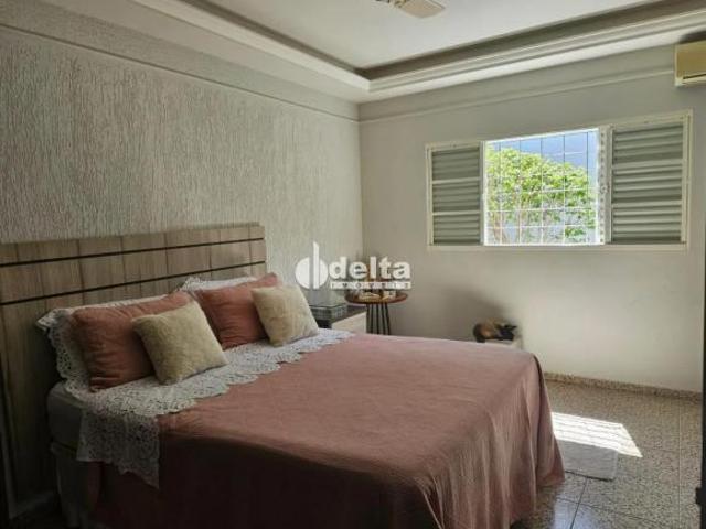 Casa com 3 quartos sendo 3 suítes disponível para venda no bairro Vigilato Pereira Uberlândia Mg