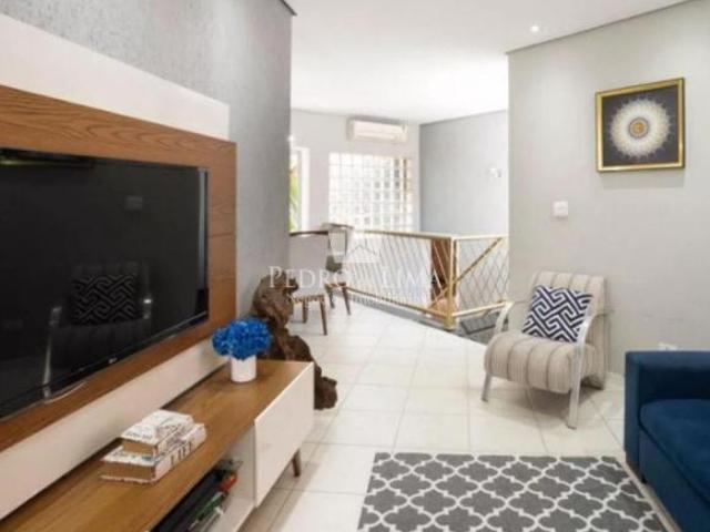 Casa com 3 quartos sendo 1 suíte, 4 banheiros, cozinha americana e piscina na Mooca