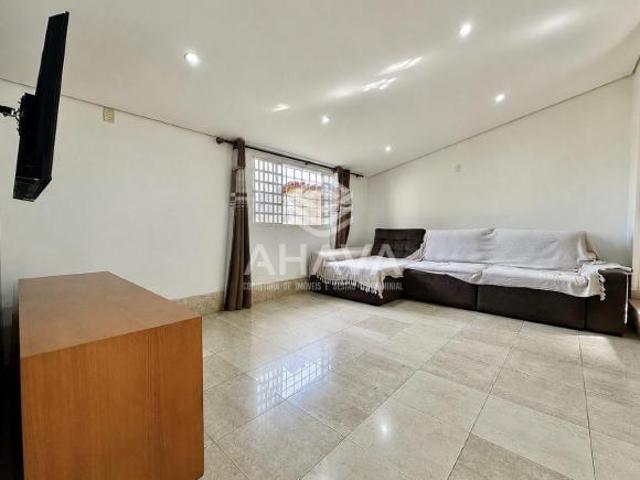 Casa com 3 Quartos sendo 1 Suíte à Venda, 360m², 4 Vagas, Bairro Copacabana, próximo a Avenida Centr