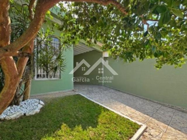 Casa com 3 quartos sendo 1 suíte com edícula