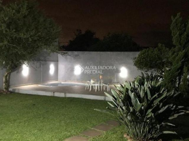 Casa com 3 quartos, sendo 1 suíte, com piscina e 2 vagas em Estância Velha!