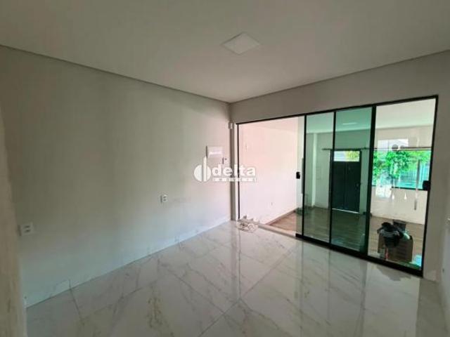 Casa com 3 quartos sendo 1 suíte disponível para locação e venda no bairro Osvaldo Rezende em Uberlâ