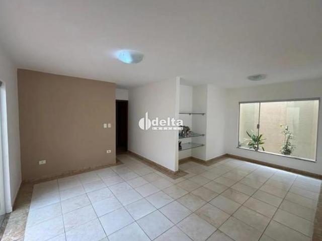 Casa com 3 quartos sendo 1 suite disponível para locação e venda no bairro Daniel Fonseca em Uberlân
