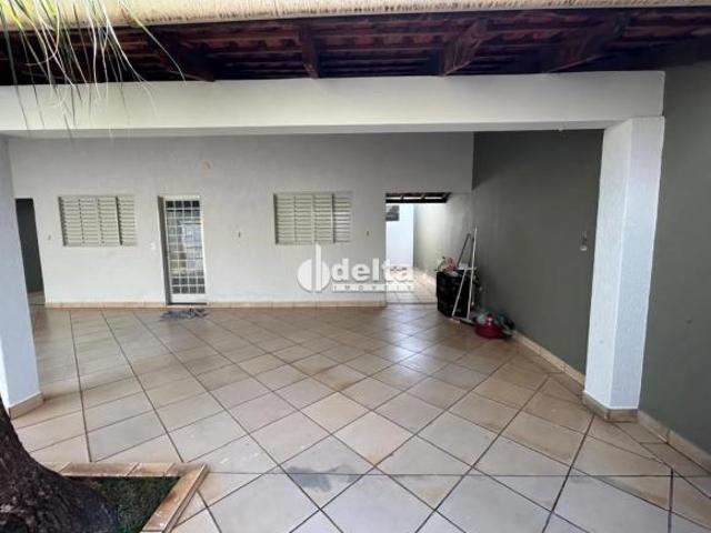 Casa com 3 quartos, sendo 1 suíte, disponível para locação e venda no bairro Laranjeiras em Uberlând