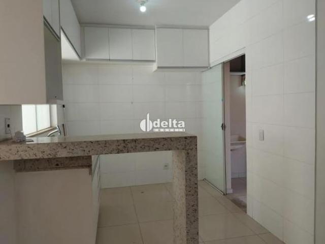 Casa com 3 quartos sendo 1 suíte disponível para venda no bairro Martins em Uberlândia MG