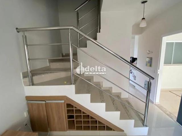 Casa com 3 quartos sendo 1 suíte disponível para venda no bairro Martins em Uberlândia MG