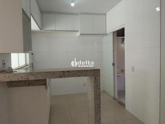 Casa com 3 quartos sendo 1 suíte disponível para venda no bairro Martins em Uberlândia MG
