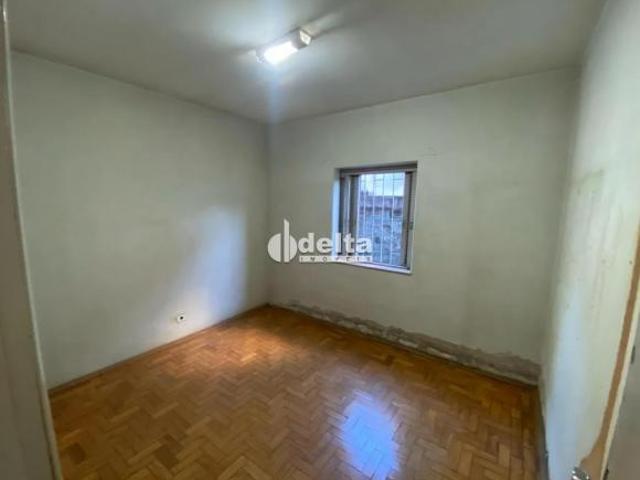 Casa com 3 quartos sendo 1 suíte disponível para venda no bairro Martins em Uberlândia MG