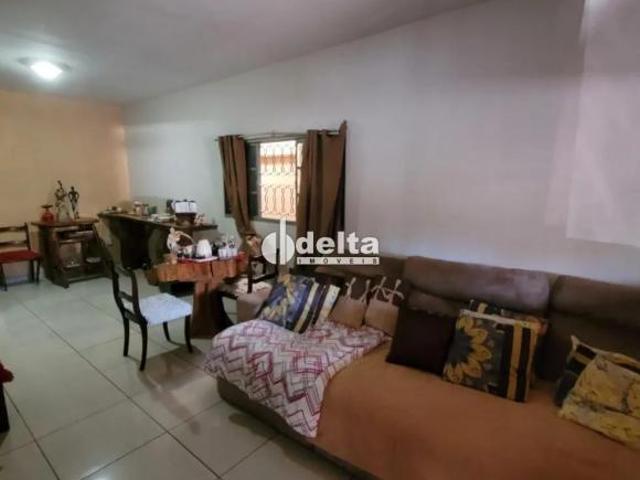 Casa com 3 quartos sendo 1 suíte disponível para venda no bairro Minas Gerais em Uberlândia MG