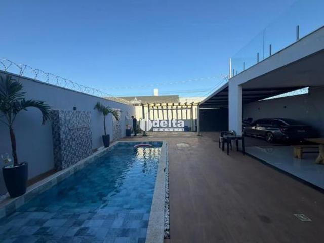 Casa com 3 quartos sendo 1 suíte disponível para venda no bairro Novo Mundo em Uberlândia MG