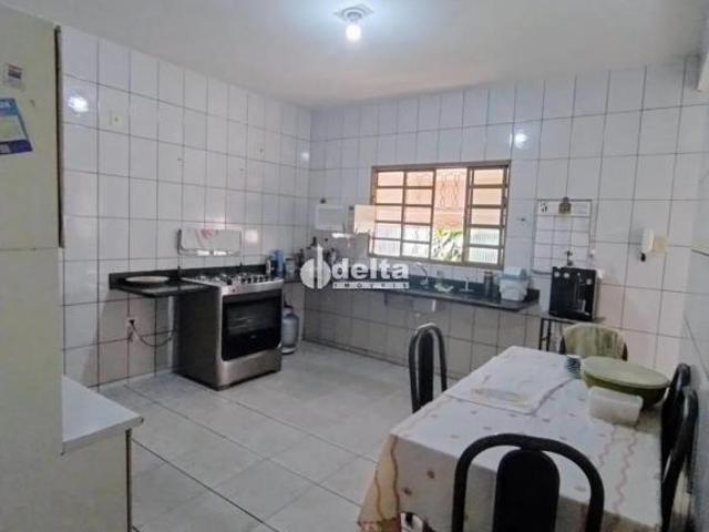 Casa com 3 quartos sendo 1 suíte disponível para venda no bairro Osvaldo Rezende em Uberlândia MG