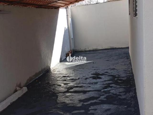 Casa com 3 quartos sendo 1 suíte disponível para venda no bairro Aclimação em Uberlândia MG