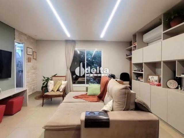 Casa com 3 quartos sendo 1 suíte disponível para venda no bairro Alto Umuarama em Uberlândia MG