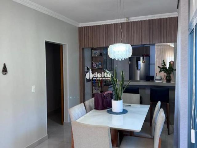 Casa com 3 quartos sendo 1 suíte disponível para venda no bairro Alto Umuarama em Uberlândia MG