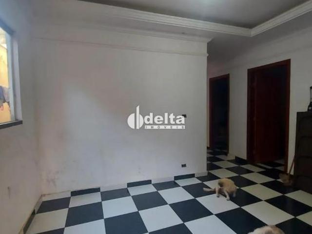 Casa com 3 quartos sendo 1 suíte disponível para venda no bairro Guarani em Uberlândia MG