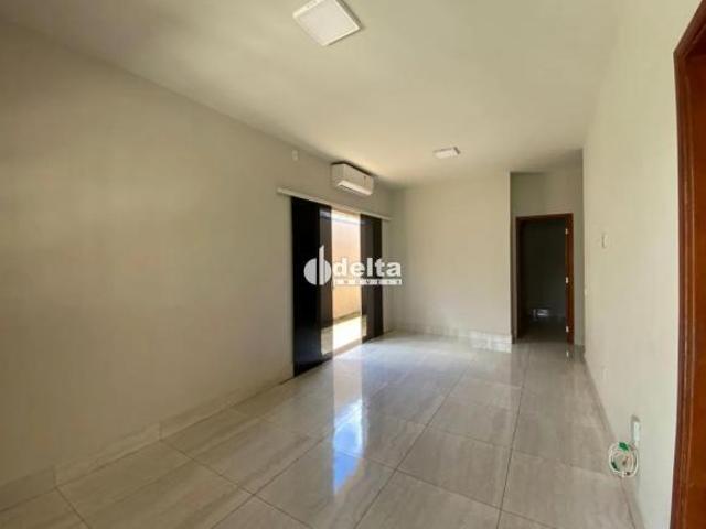 Casa com 3 quartos sendo 1 suíte disponível para venda no Bairro Jardim Botânico em Uberlândia MG
