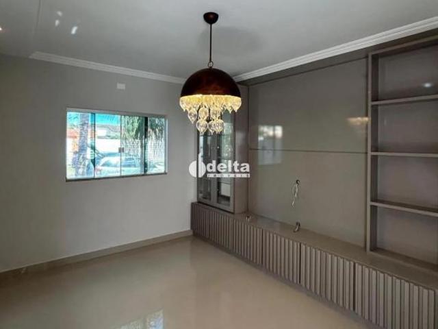 Casa com 3 quartos sendo 1 suíte disponível para venda no Bairro Jardim Holanda em Uberlândia MG