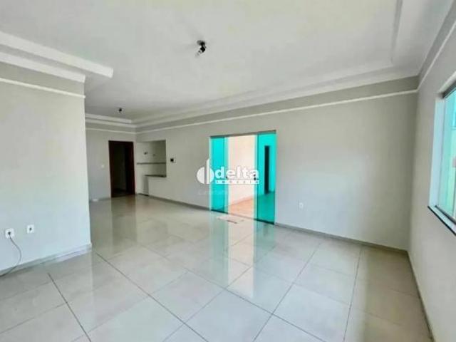 Casa com 3 quartos sendo 1 suíte disponível para venda no bairro Jardim Holanda em Uberlândia MG