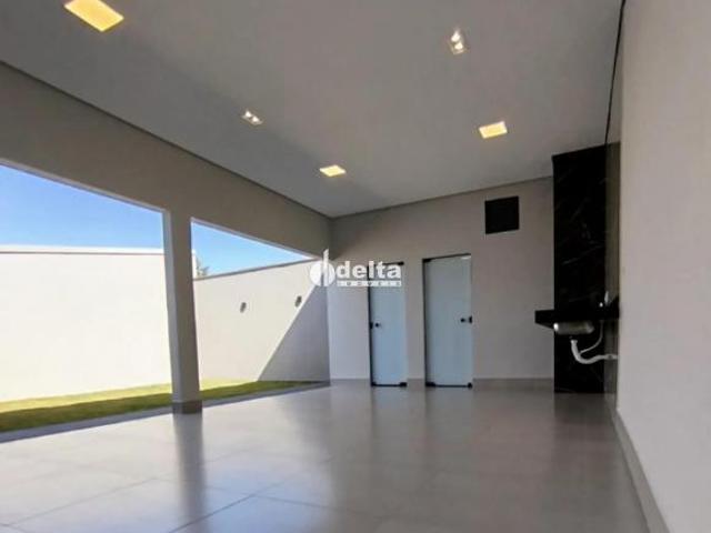 Casa com 3 quartos, sendo 1 suíte, disponível para venda no bairro Jardim Holanda em Uberlândia MG