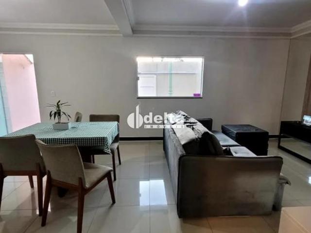 Casa com 3 quartos sendo 1 suíte disponível para venda no Bairro Jardim Karaíba em Uberlândia MG