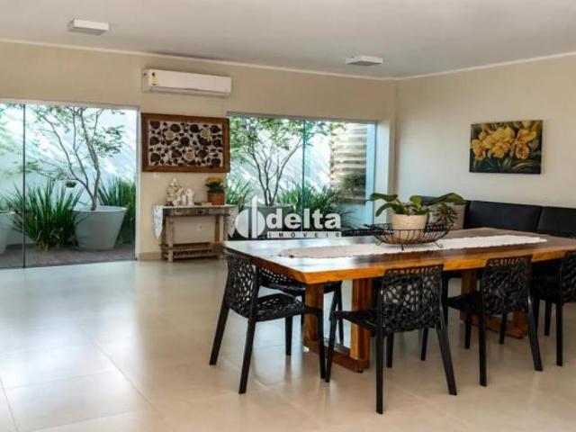 Casa com 3 quartos sendo 1 suíte disponível para venda no bairro Jardim Patrícia em Uberlândia MG