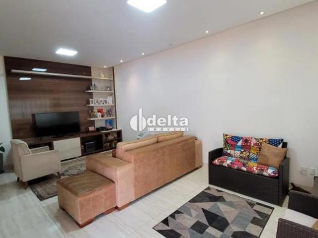 Casa com 3 quartos sendo 1 suíte disponível para venda no bairro Jardim Patrícia em Uberlândia MG