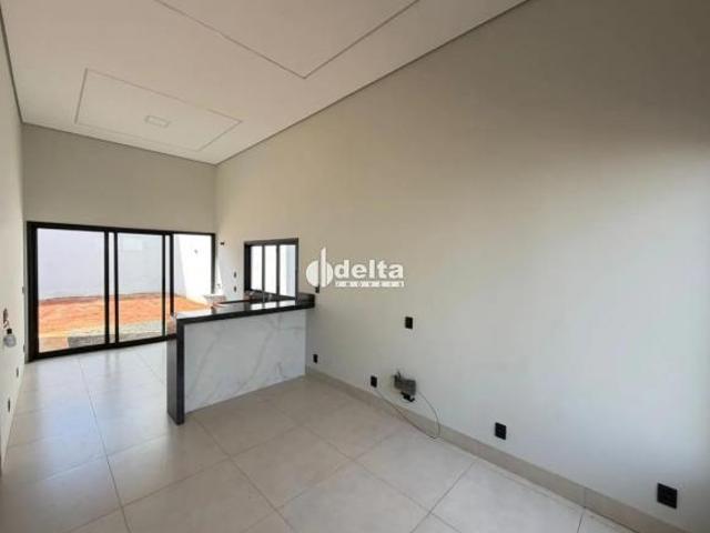 Casa com 3 quartos sendo 1 suíte, disponível para venda no bairro Laranjeiras em Uberlândia MG