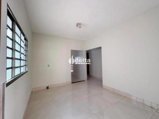 Casa com 3 quartos sendo 1 suíte disponível para venda no bairro Laranjeiras em Uberlândia MG