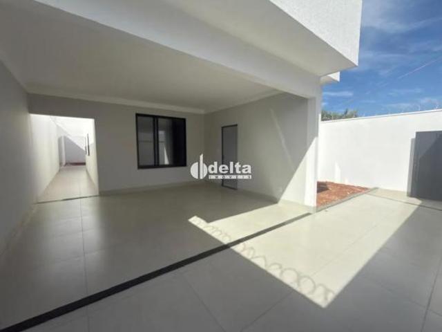 Casa com 3 quartos sendo 1 suíte disponível para venda no bairro Laranjeiras em Uberlândia MG