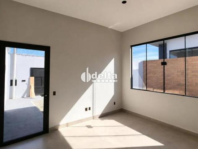 Casa com 3 quartos sendo 1 suíte disponível para venda no bairro Laranjeiras em Uberlândia MG