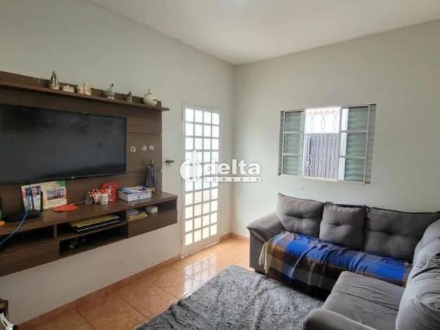 Casa com 3 quartos sendo 1 suíte disponível para venda no bairro Laranjeiras em Uberlândia MG