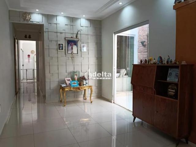 Casa com 3 quartos sendo 1 suíte disponível para venda no bairro Pacaembu em Uberlândia MG