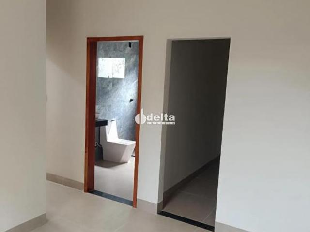 Casa com 3 quartos sendo 1 suíte, disponível para venda no bairro Pampulha em Uberlândia MG