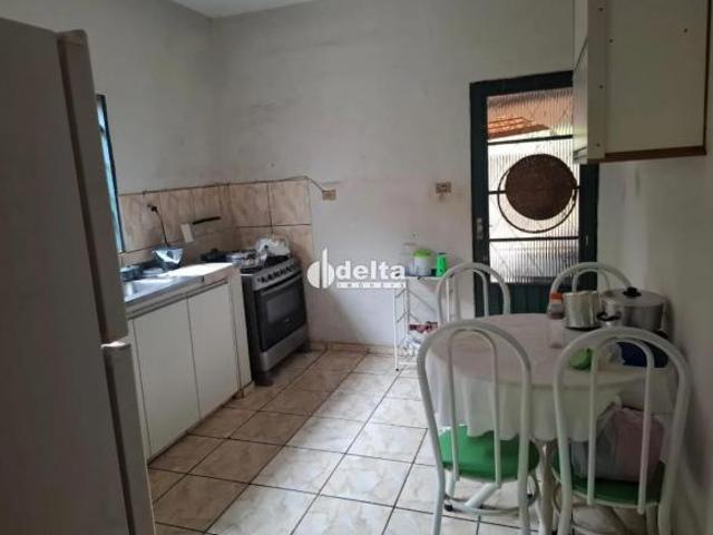 Casa com 3 quartos sendo 1 suíte disponível para venda no bairro Planalto em Uberlândia MG
