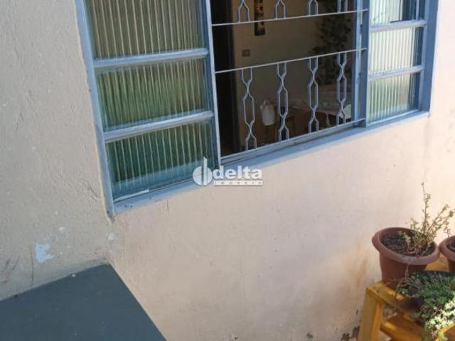 Casa com 3 quartos sendo 1 suíte disponível para venda no bairro Planalto em Uberlândia MG
