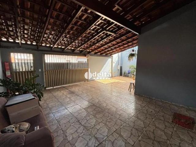 Casa com 3 quartos sendo 1 suíte disponível para venda no bairro Planalto em Uberlândia MG