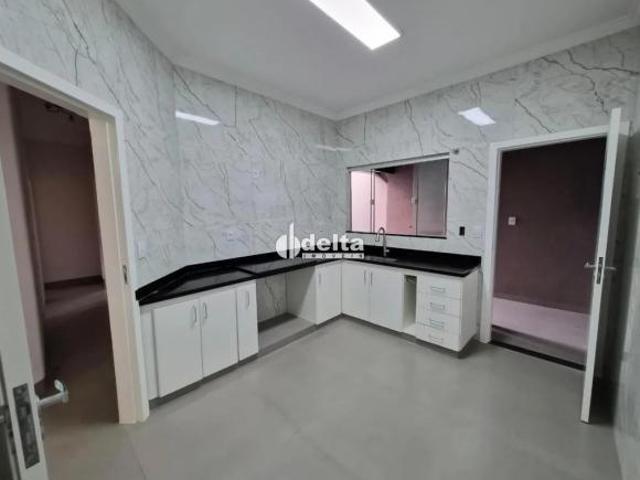 Casa com 3 quartos sendo 1 suíte, disponível para venda no bairro Planalto em Uberlândia MG