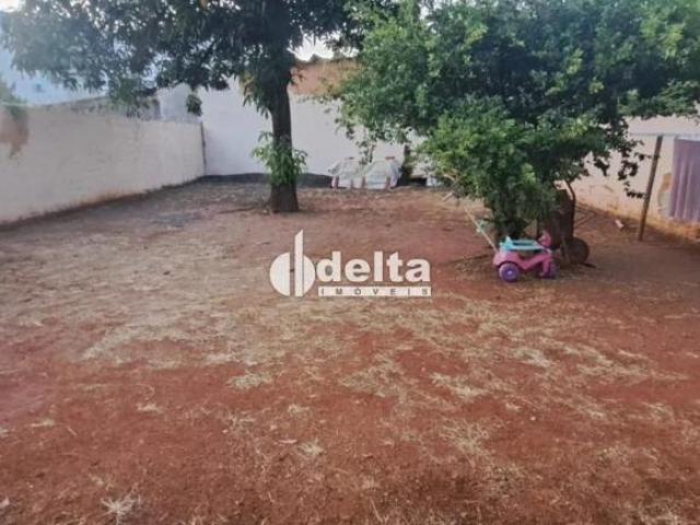 Casa com 3 quartos sendo 1 suíte disponível para venda no Bairro Presidente Roosevelt em Uberlândia