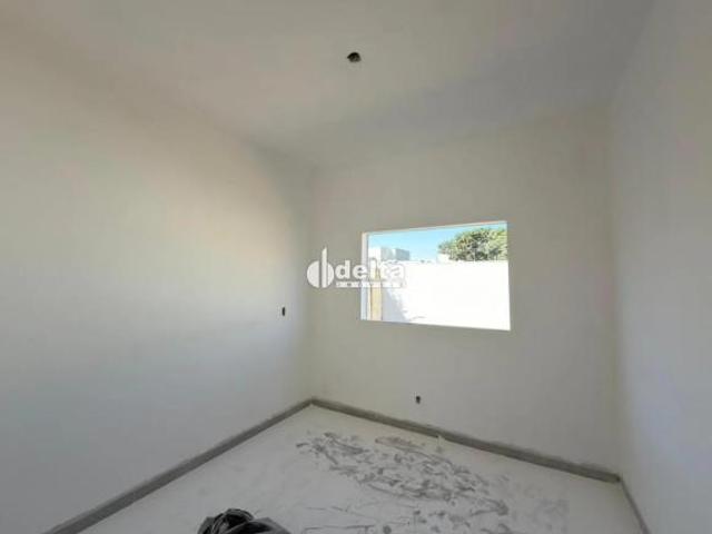 Casa com 3 quartos sendo 1 suíte disponível para venda no bairro Santa Mônica em Uberlândia MG