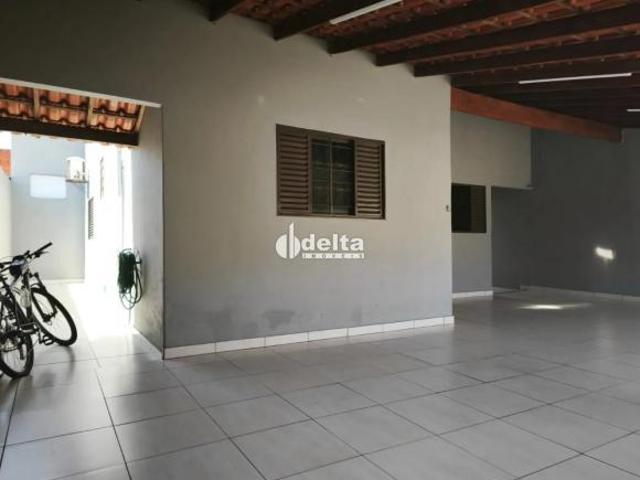 Casa com 3 quartos sendo 1 suíte, disponível para venda no bairro Santa Rosa em Uberlândia MG