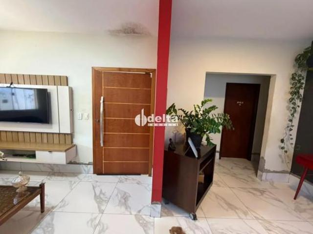 Casa com 3 quartos sendo 1 suíte disponível para venda no bairro Santa Rosa em Uberlândia MG